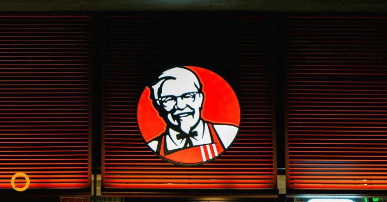 Historia de KFC, la receta millonaria de Coronel Sanders a los 62